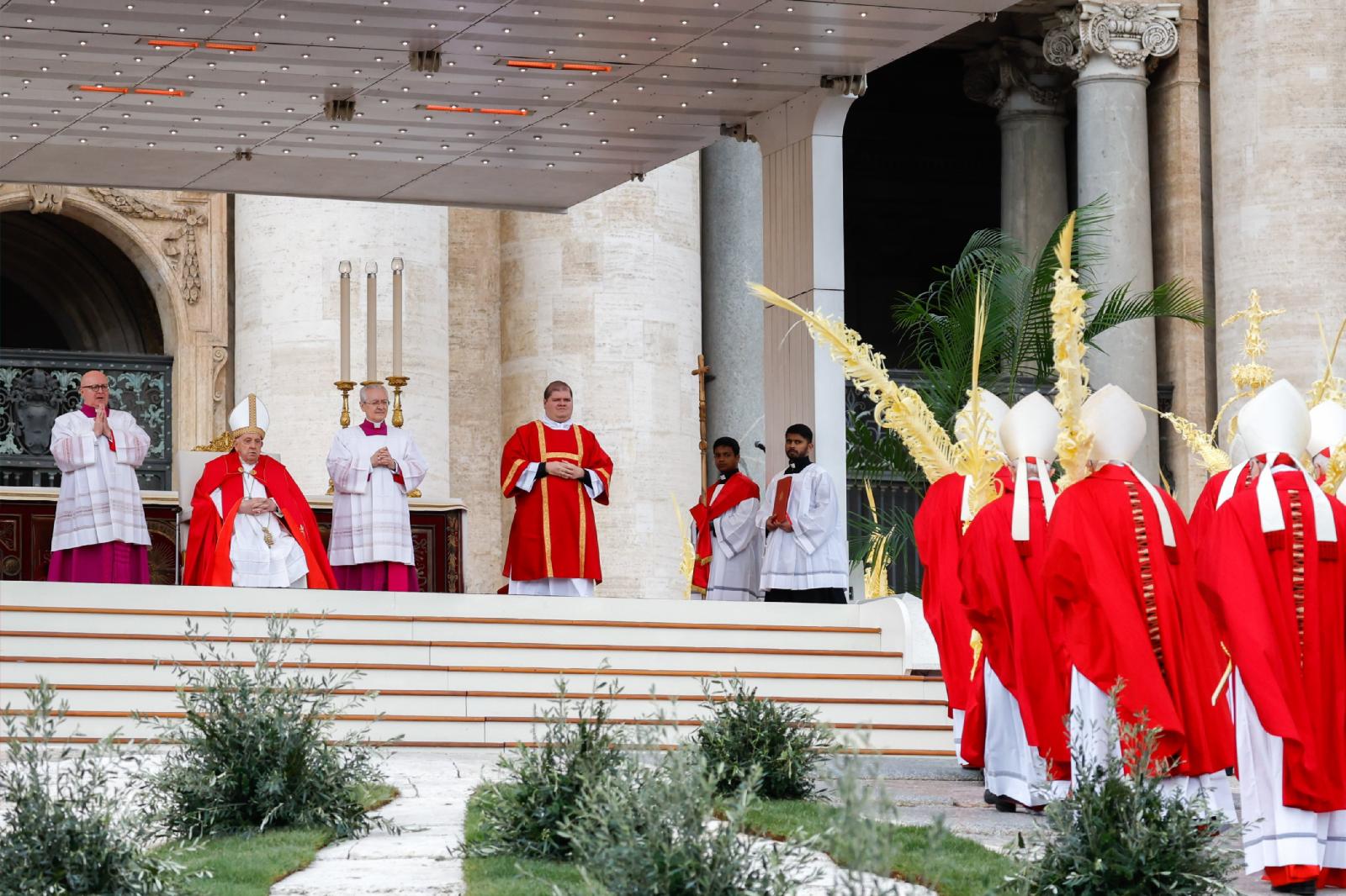 On Palm Sunday, pope prays people open hearts to God, quell all hatred ...