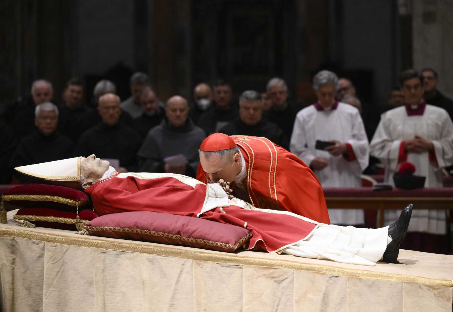 Pope Benedict s Body Solemnly Lovingly Carried To St Peter s Basilica Pope Benedict s Body Solemnly Lovingly Carried To St Peter s Basilica