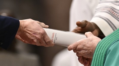 Papal commission votes against ordaining women deacons | USCCB